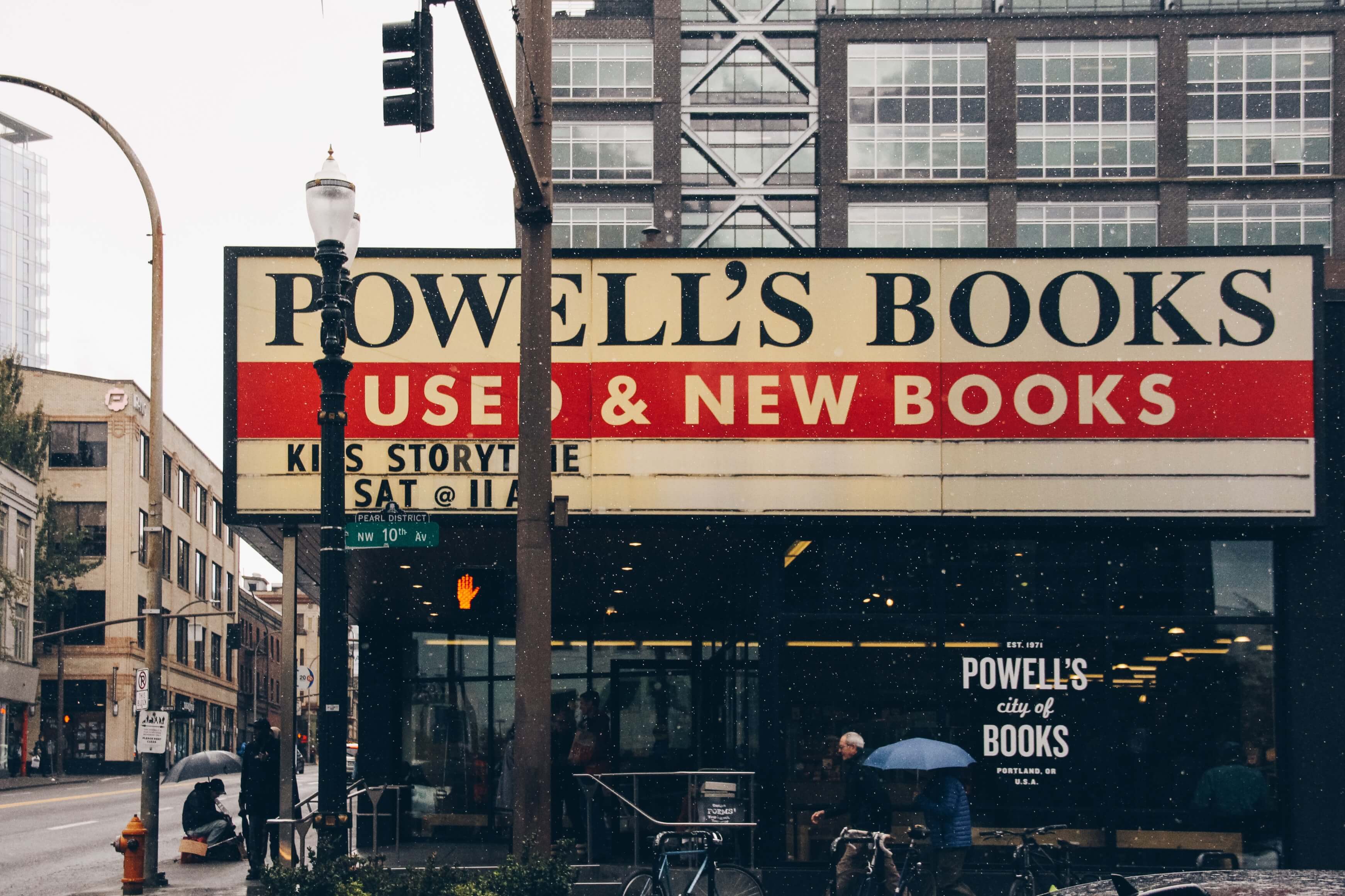 Powells Books Libreria - Laura No Está